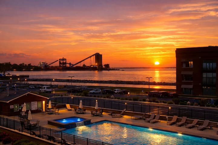 Lakefront W/ Balcony Sleeps 9 Walkable Downtown - Sandusky, OH