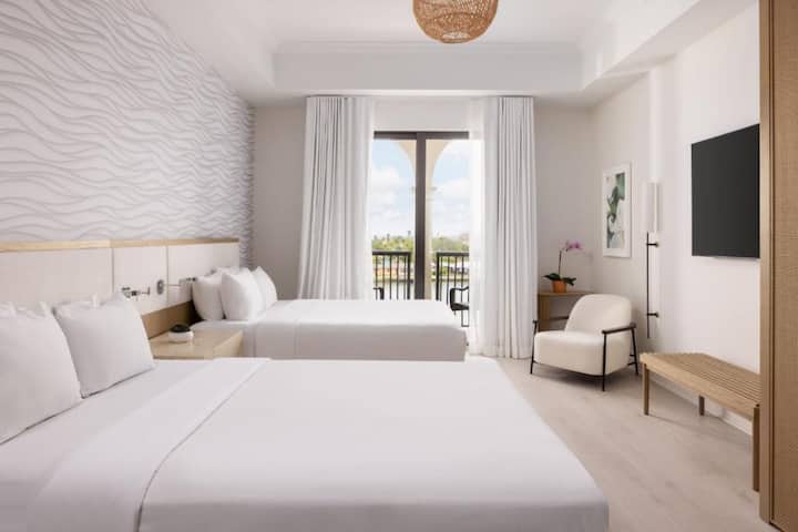 Water Views + Rooftop Bar. Pool. Restaurant. - St. Pete Beach, FL