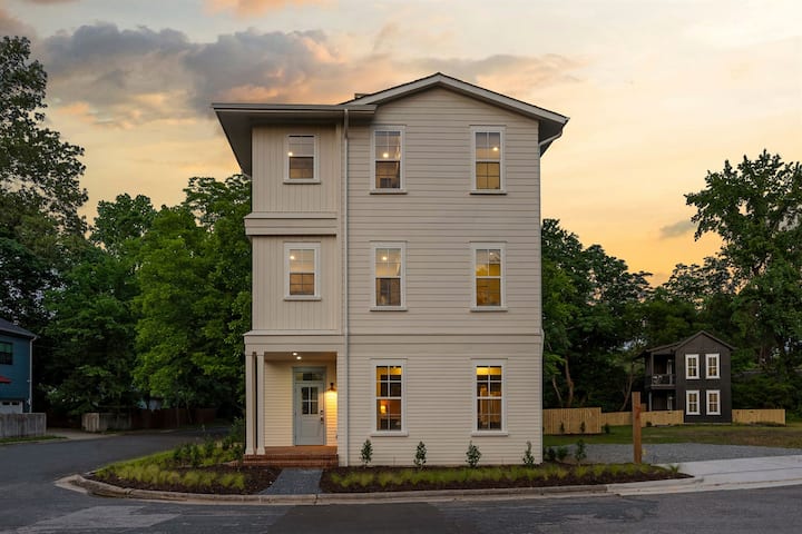 6br Urban Retreat, Deck, Near Downtown Durham - Durham, NC