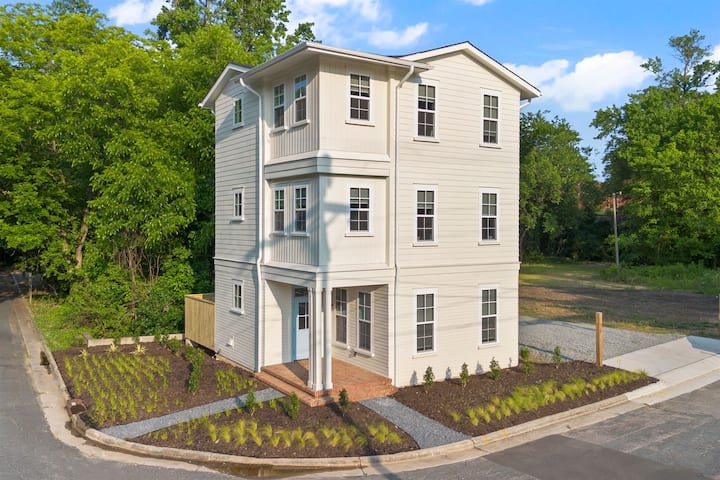 6br Urban Retreat W/ Deck, Near Downtown Durham - Durham, NC