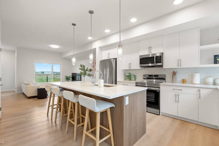 Luxurious House /W Lake View » Central Ac » Garage - Calgary