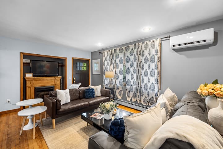 Walk To Boone Street, 1 Mile To Ocean + Deck! - Narragansett, RI