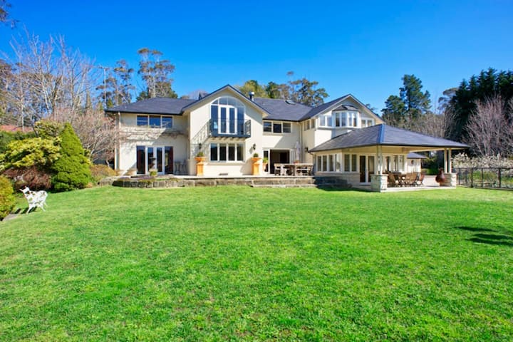 Ellengowan In Leura On 2 Acres - Blackheath, NSW, Australia