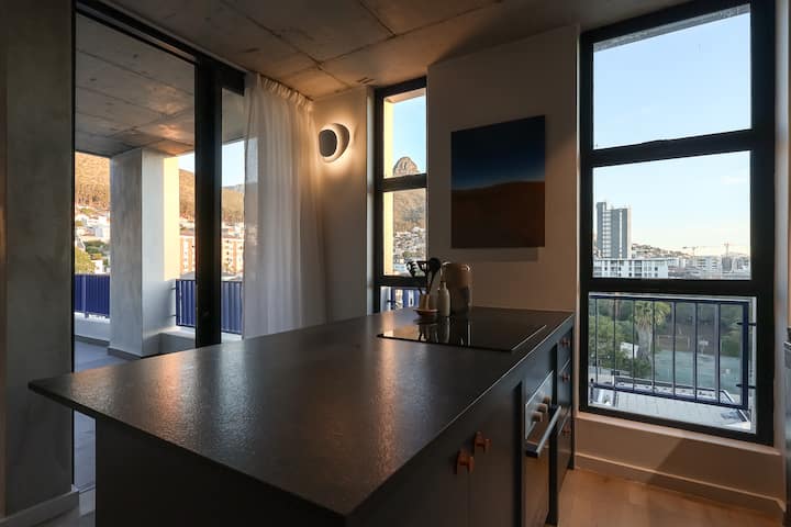 Bright Coastal Apartment In Sea Point With Balcony - Cape Town