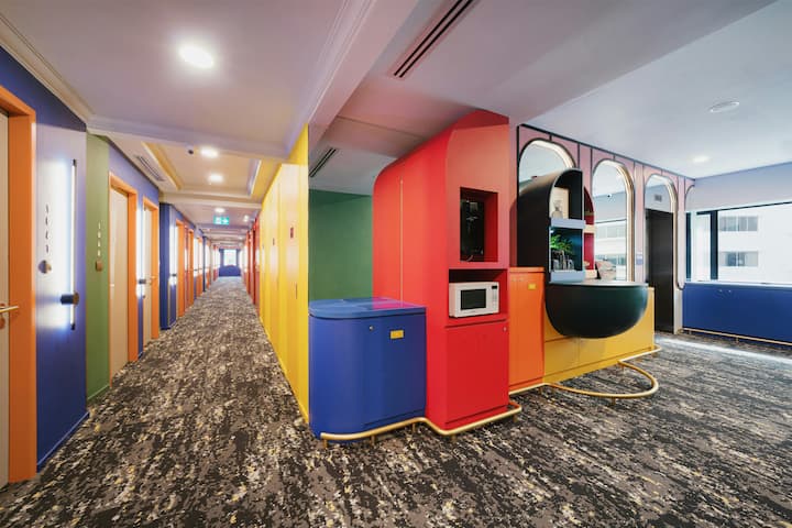 Family Room, Lounge Access And Riverside Views - Clementi