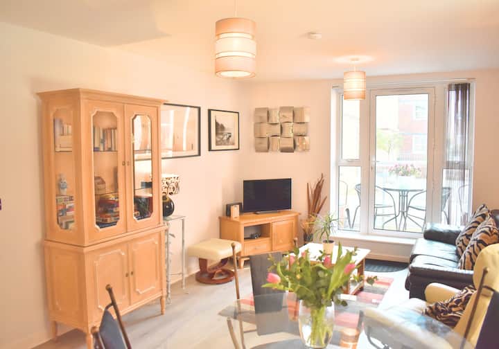 Pristine 2-bedroom Flat + Parking | Heart Of City - 奇切斯特