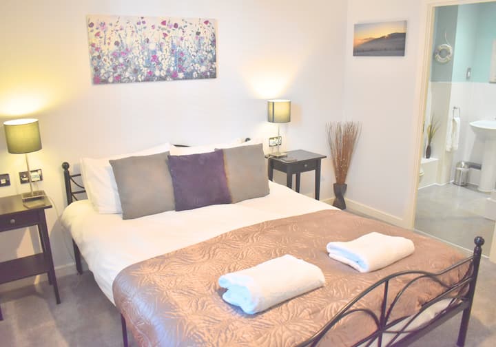Pristine 2-bedroom Flat + Parking | Heart Of City - Chichester