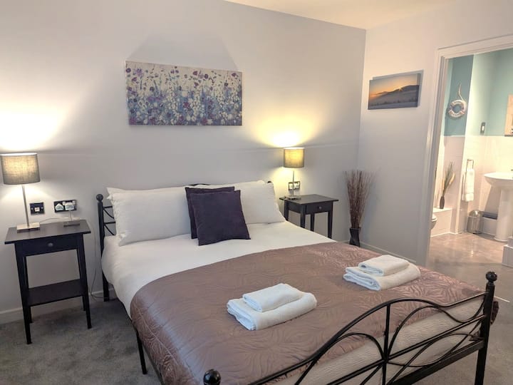 Pristine 2-bedroom Flat + Parking | Heart Of City - Chichester