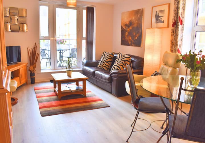 Pristine 2-bedroom Flat + Parking | Heart Of City - Chichester