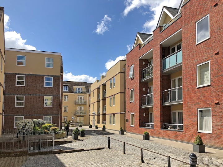 City Centre 2 Bedroom Ground Floor Flat I Parking - Chichester