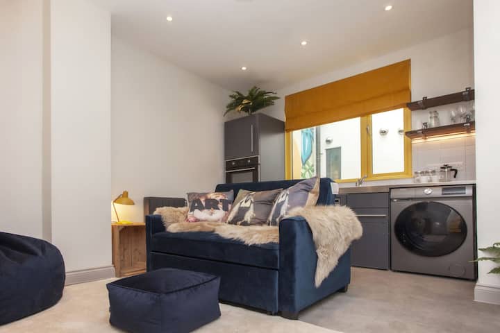 Quirky Aparthotel 2min To Central Station - Cardiff