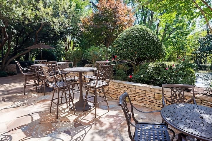 Stylish Retreat Near Atl With Pool, Parking - Atlanta, GA