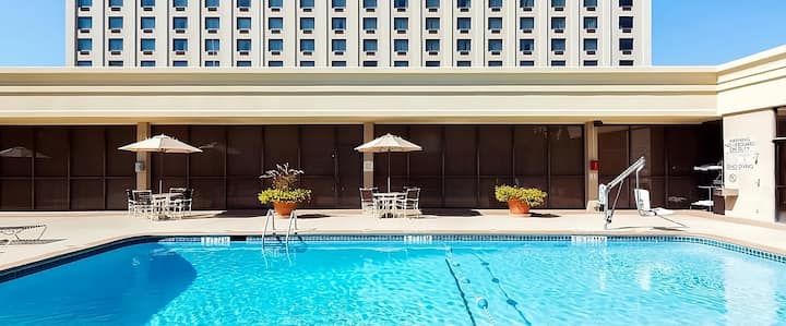 Convenient Stay Near Atl! 2 Units, Pool, Parking - Atlanta, GA