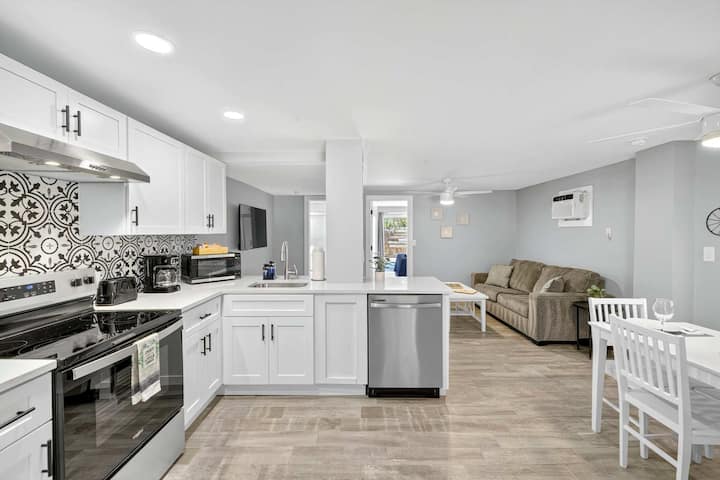 The Seashell At Fort Myers Beach Inn - Fort Myers Beach, FL