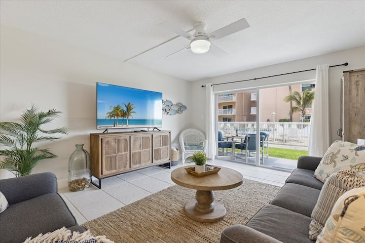 Beachside Ground-floor Condo– W/ Pool & Patio - Cocoa Beach, FL