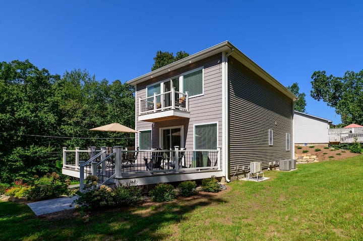 Casa Verde 2 | Luxe Lakeside Escape With Kayaks - Colchester, CT