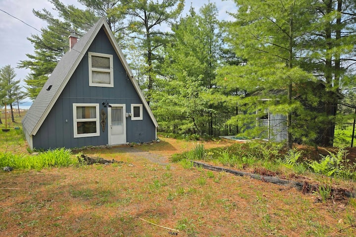 Rustic 2br Cabin | Beach | Gas Grill | Firepit - エルク・ラピッズ, MI