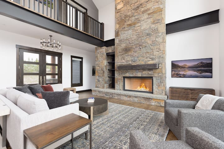 New! Luxury Ski-in/ Ski-out Home W Private Hot Tub - Big Sky, MT