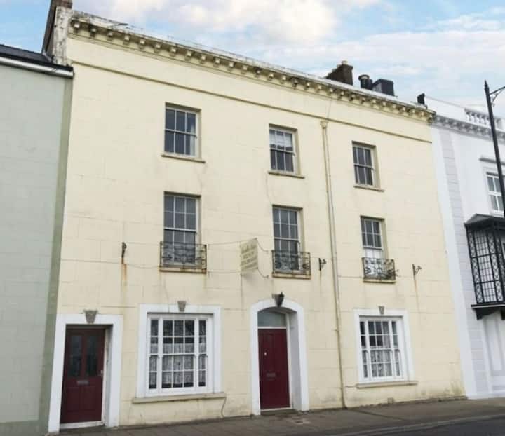 Spacious 6 Bedroom Retreat In Milford Haven - Little Haven