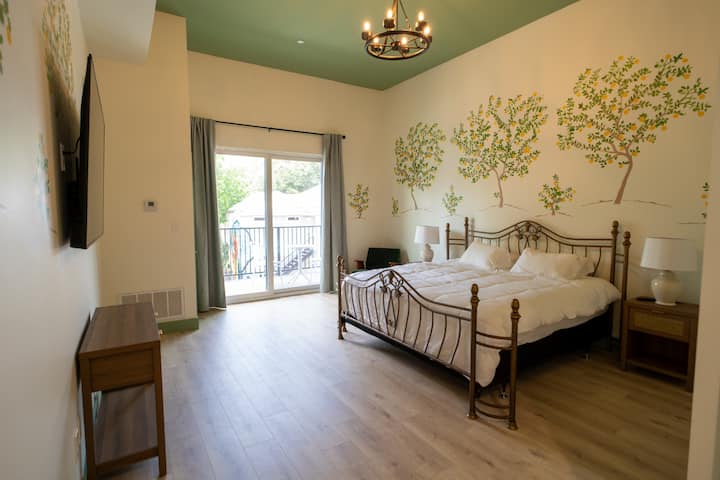 Downtown Balcony Suite - Ocean Springs, MS