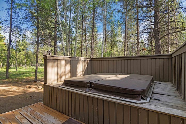 Sunriver With Hot Tub, Fireplace And Bikes - Sunriver, OR