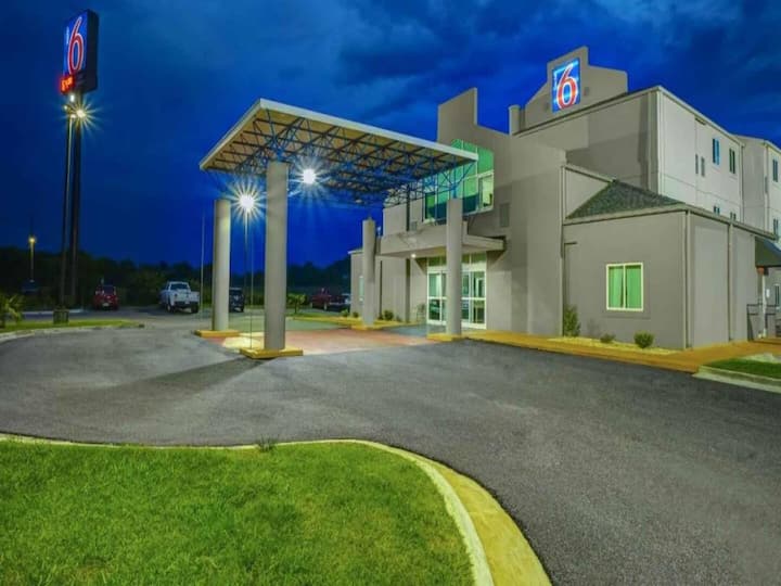 Motel 6 Montgomery, Al - Airport_2 Queen - Alabama Safari Park