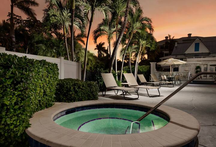 Deluxe Comfort, Olde Marco Inn, 2br Stay - Marco Island, FL