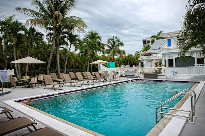 Olde Marco Inn, Classic Water View, 2br Stay - Marco Island, FL