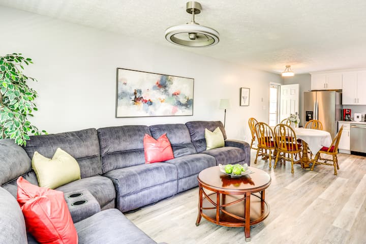 4 Mi To Hampton Coliseum: Home W/ Yard! - Newport News, VA