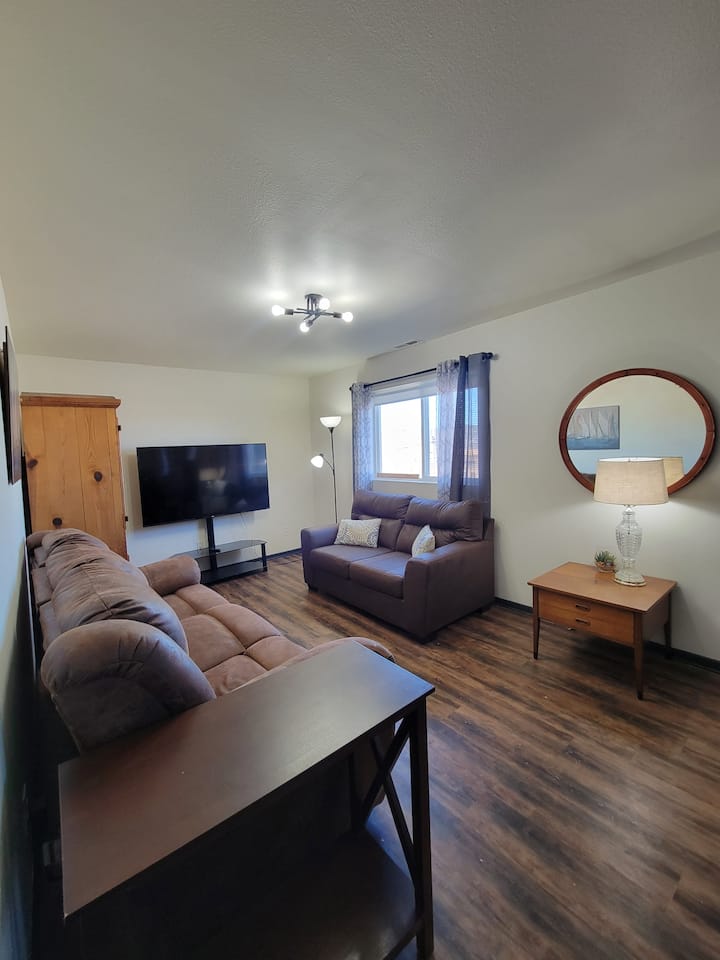 Bright & Comfy 3br Apt Near Historic Downtown - Rapid City, SD