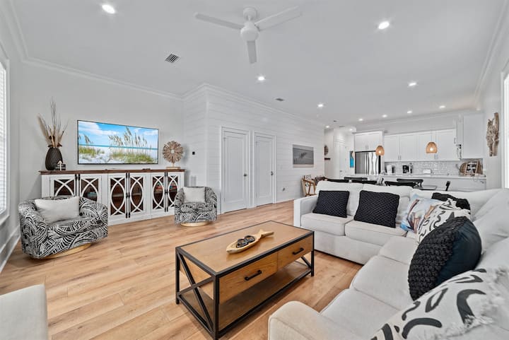 Steps To Beach! Heated Pool & Modern Luxury - Gulf Shores, AL