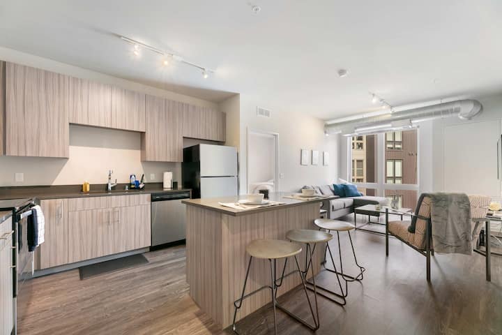 Spacious & Modern W/premium Amenities Near U Of M - Minneapolis, MN