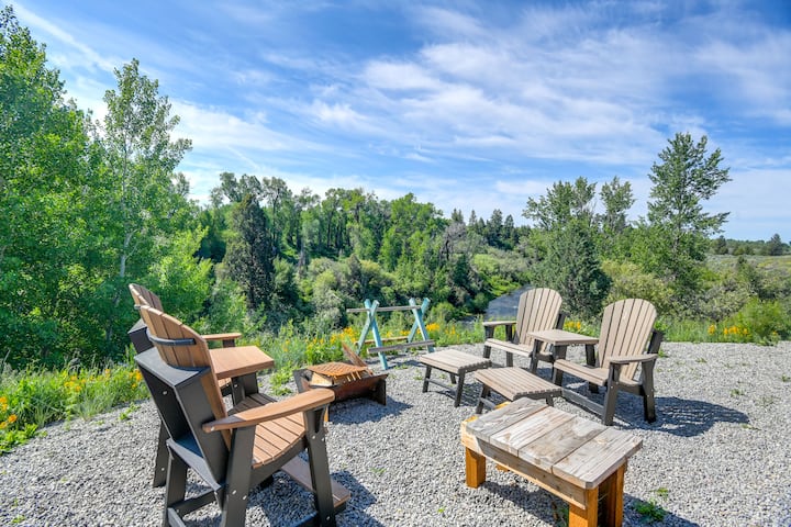 Teton Mtn Views: Peaceful Riverfront Cabin! - Ashton, ID