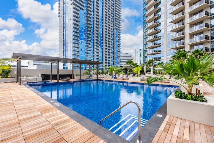 Top Floor Luxury W/ Ocean Views Ala Moana Condo - Honolulu, HI
