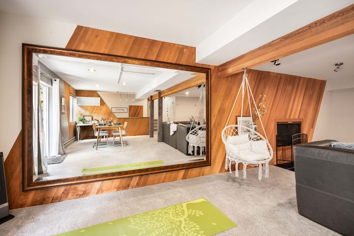 Kirkland Oasis: Chic Basement Retreat With Hot Tub - Kirkland, WA