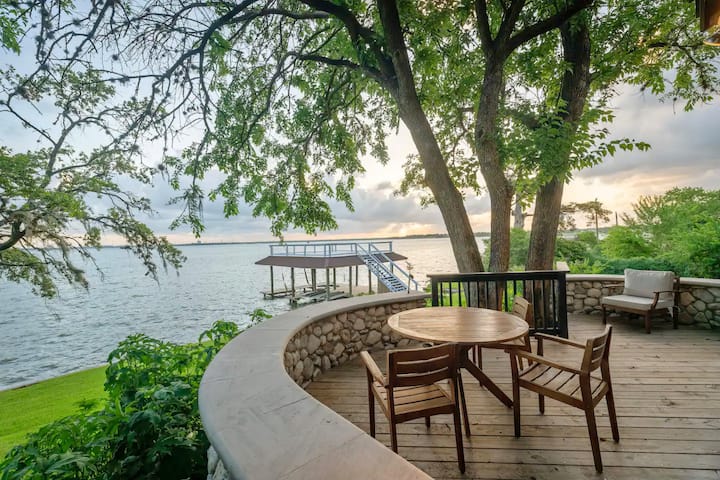 Navigate Stays One-of-a-kind Waterfront Retreat - Baytown, TX