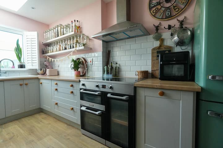 Stylish & Spacious Family Home On Edge Of City - Cobh