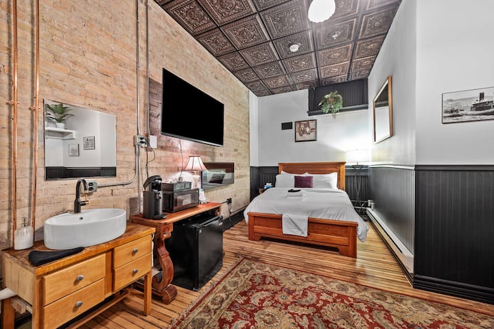 European Hostel 5 Shared Bathroom & No Windows - Duluth, MN