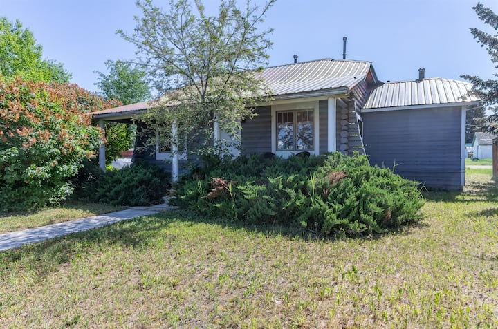 Charming Blue Cabin - Downtown Retreat, Minutes To - Driggs, ID