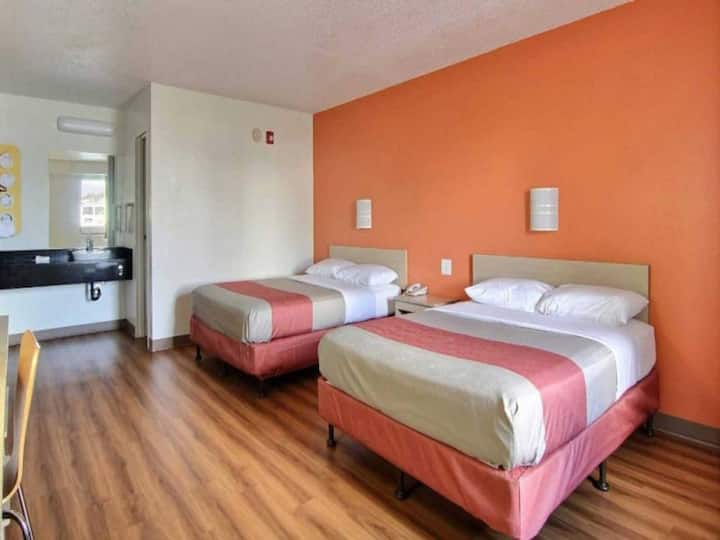 Motel 6 Middleburg H_2 Queen Beds | Micf - Berea, OH