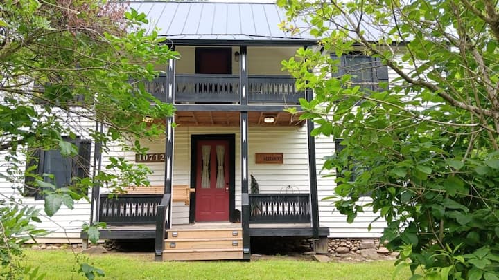 Connie's Retreat - 3 Bedrooms, 2 Baths, Sleeps 11 - Tellico Plains, TN