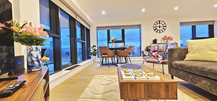 Lux Penthouse -1 | Terrace| Wi-fi | Free Parking - Leeds