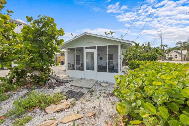 Charming 1947 Cottage W/ Water View. Pet-friendly, - Anna Maria Island, FL