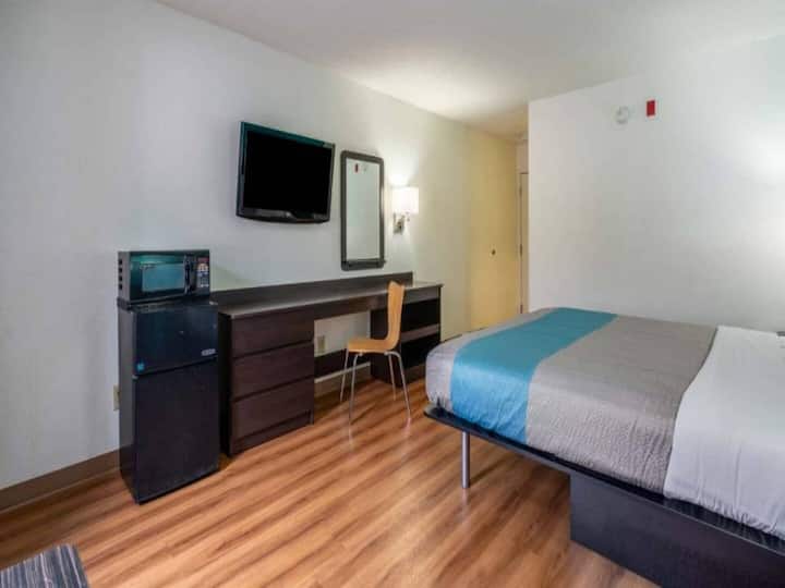 Motel 6 Rocky Mount, Nc_1 King Bed | Smo - Rocky Mount, NC