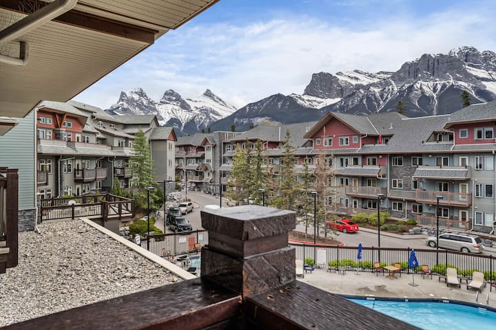 Magnificent View- Hotttub/pool, Gym, Free Parking - Canmore