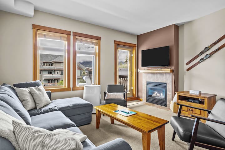 Magnificent View- Hotttub/pool, Gym, Free Parking - Canmore