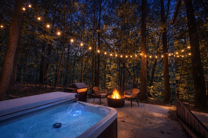 Private Mirror Cabin W/ Hot Tub | Hocking Hills - Laurelville, OH