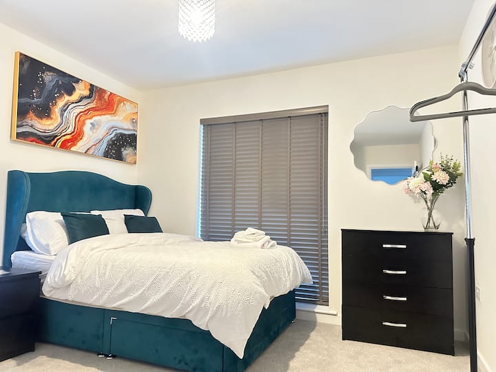 4 Bed House - Sleeps 7 - Pets - Parking - Wifi - Wolverhampton