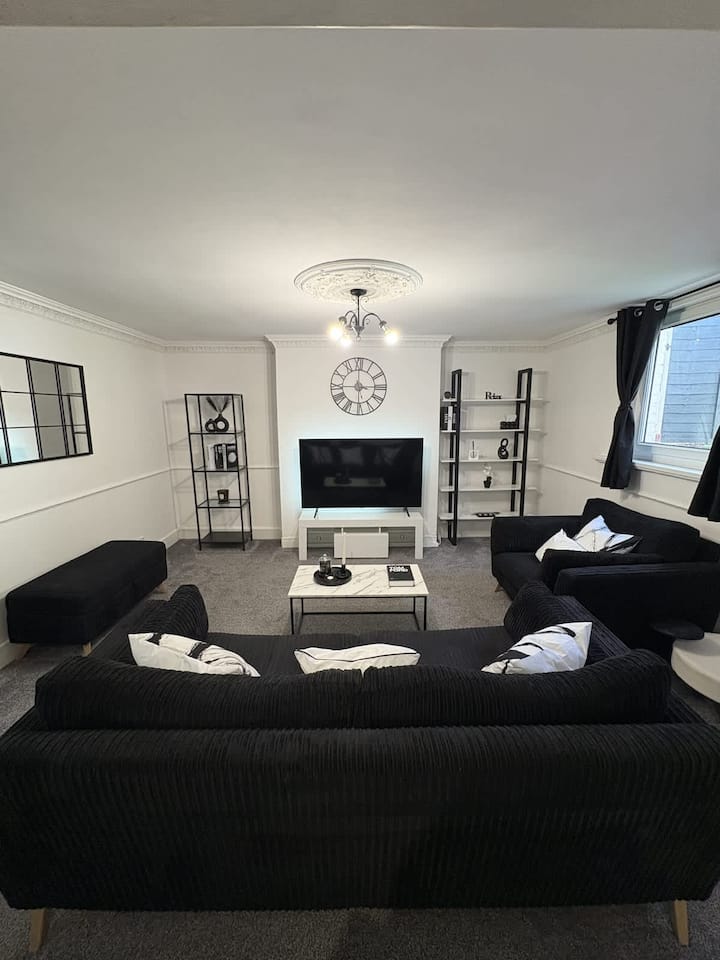 Spacious Modern Beachfront Apartment With Parking - Southsea Beach