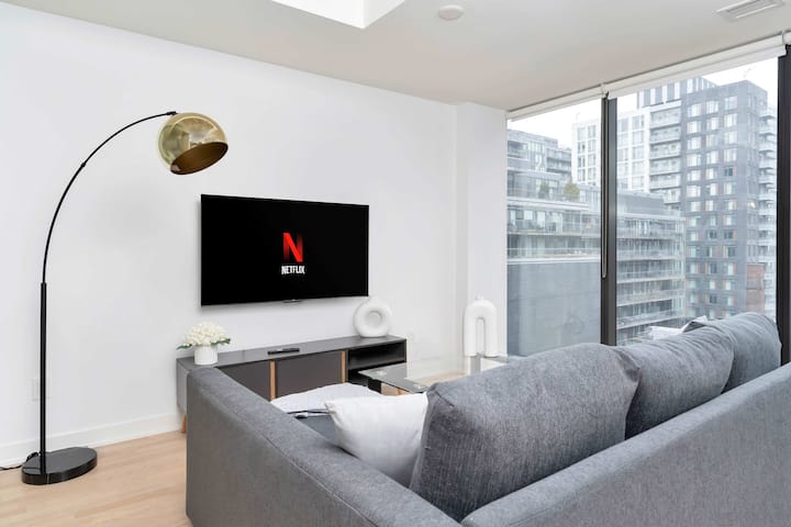 Urban Oasis Condo With Cafe & Bar At Your Doorstep - Toronto